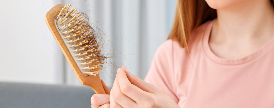 Pitääkö naisten huolestua hiustenlähdöstä? - Apteekki